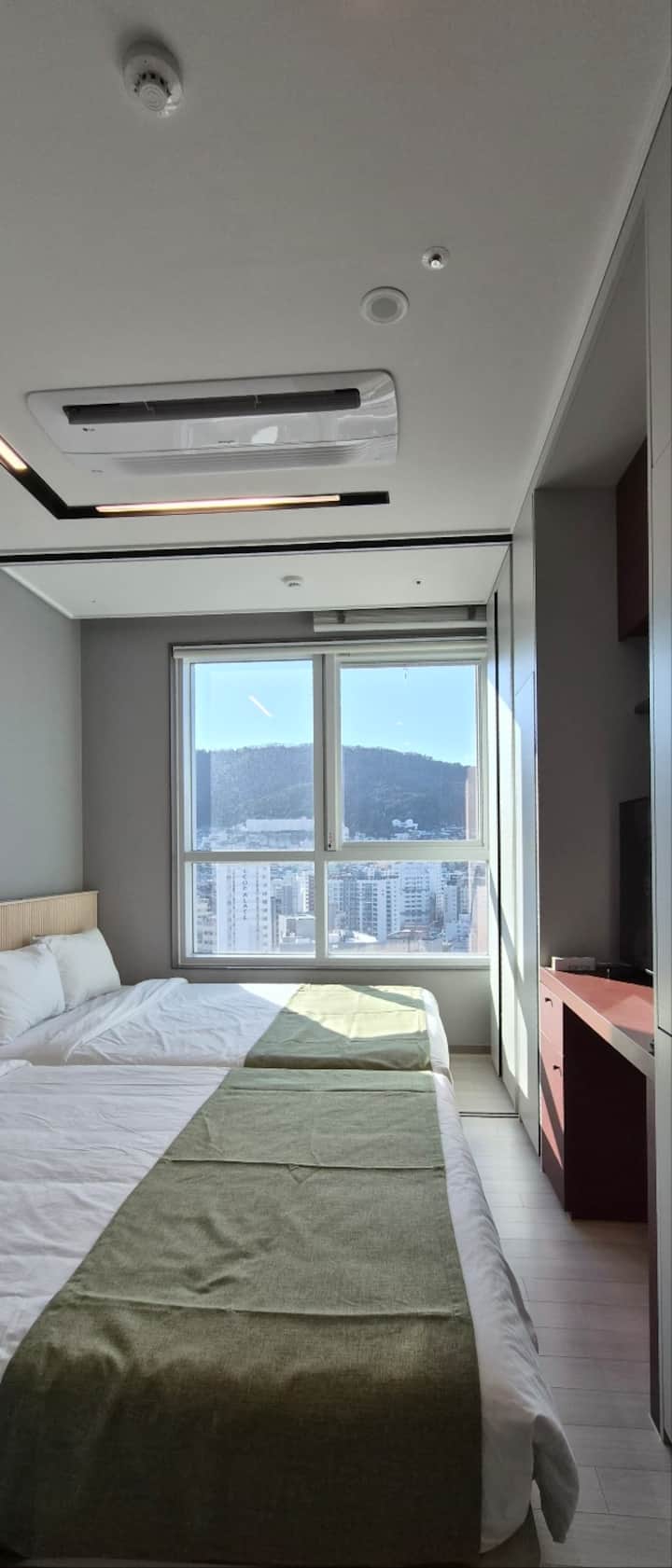 :최고급호텔반값세일:역1분컷&호텔어메니티침구&뷰맛집&온돌보일&투베드&중심가&자갈치바다3분컷 - Busan