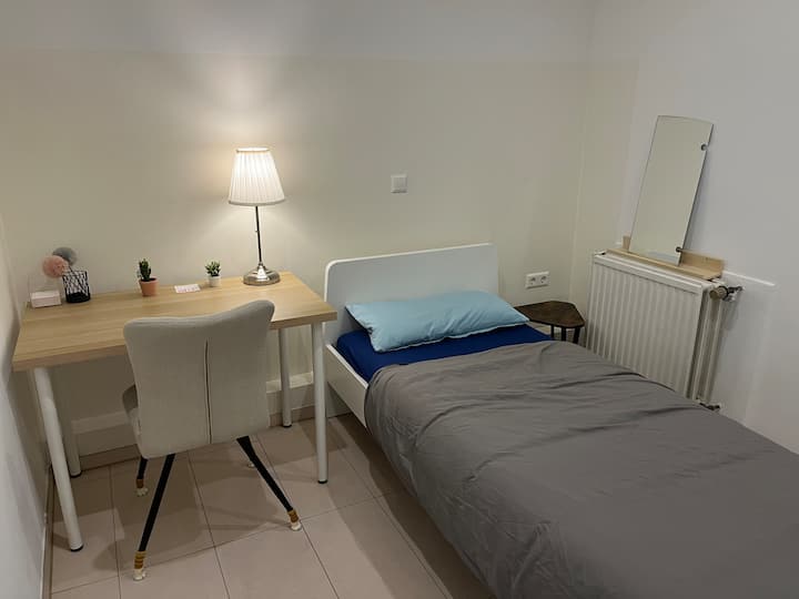 Simple Room In The Ost (U-bahn Bergfriedhof) - Stoccarda
