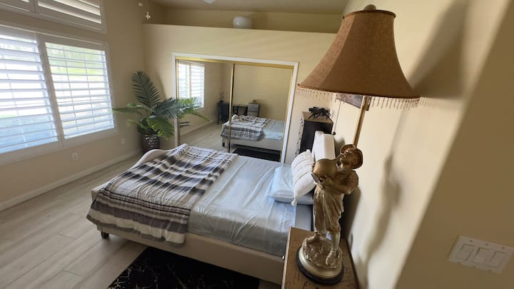 Vacation Oasis Room - Bakersfield, CA