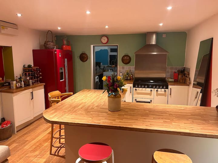Stylish City Centre House - Cardiff
