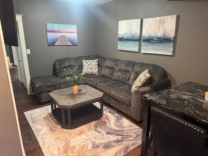 Charming 2-bedroom Retreat - Saint Paul, MN