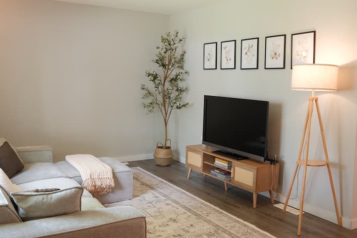 Charming 2br Home With Fenced Yard Near Mcphillips - Winnipeg