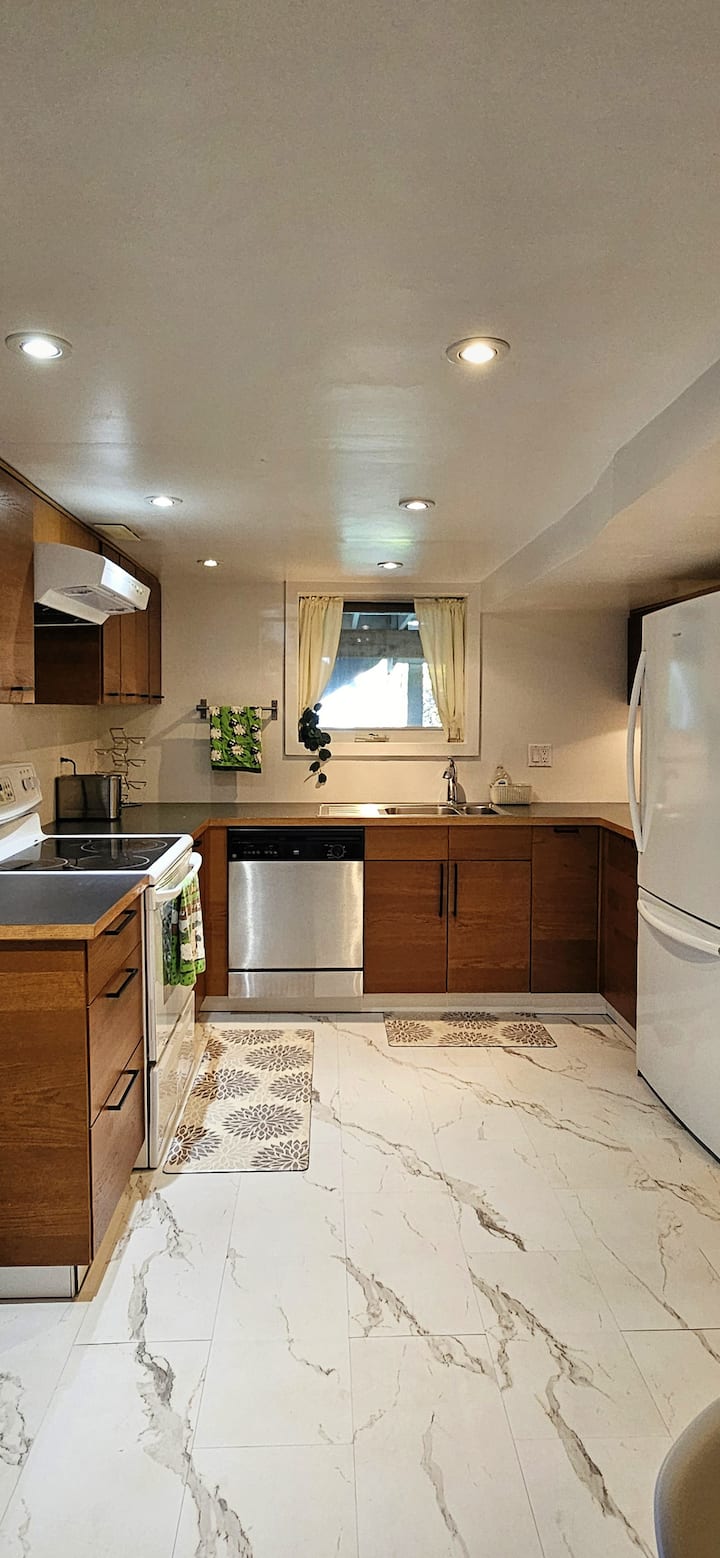 Cozy 2 Bedroom Home - Vancouver