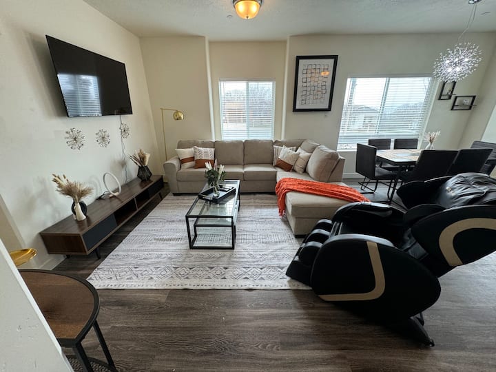 Beautiful 3 Bedroom Apartment With Massage Chair! - Layton, UT