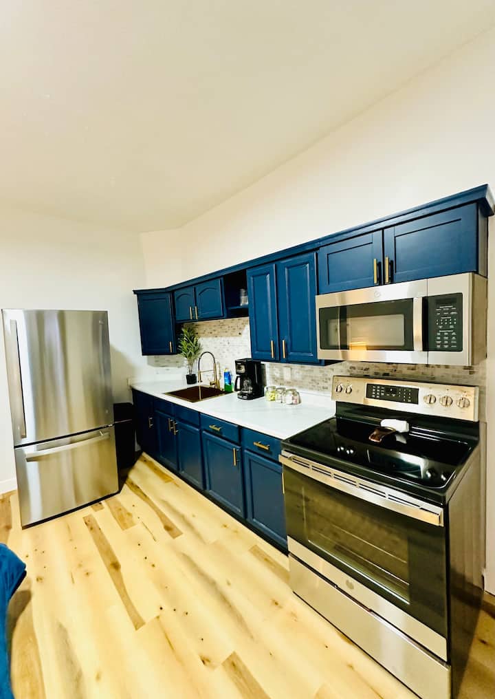 The Cardinal 810 B | Queen 1bd/1ba Studio - Evansville, IN