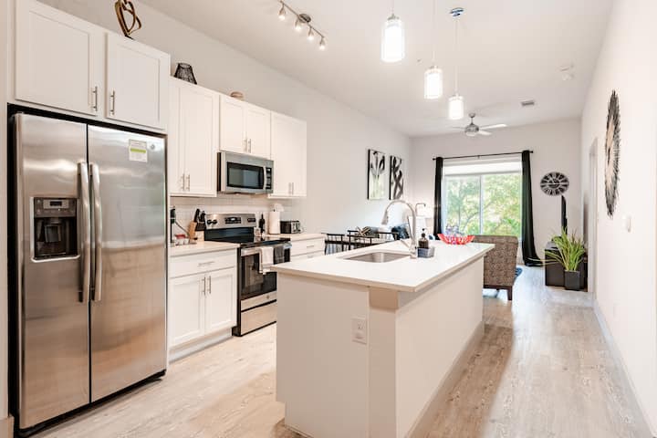 Riverwalk Oasis - Pool, Free Parking & Views - Alamo Heights, TX