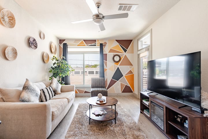 Riverwalk Apt | Pool, Gym, King Bed & Free Parking - San Antonio, TX