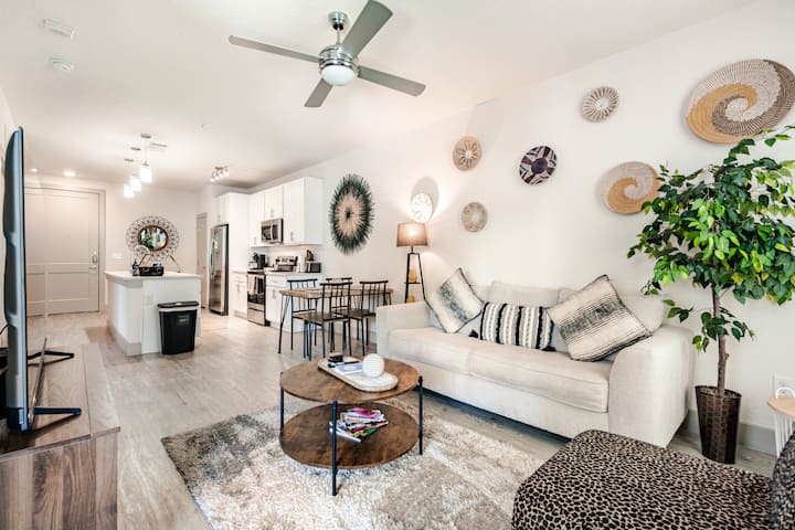 Trendy Riverwalk Apt/ Pool / Gym / Free Parking - Alamo Heights, TX