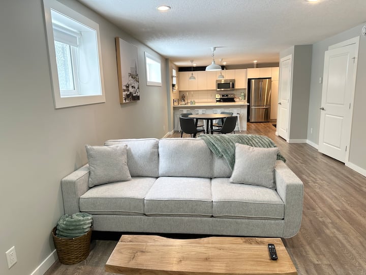 2 Bedroom Suite Near Hiking! - Lethbridge