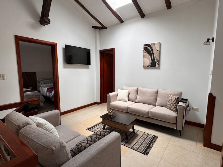 Ideal Ubicación Sector Av. Solano Amplio Y Moderno - 쿠엥카