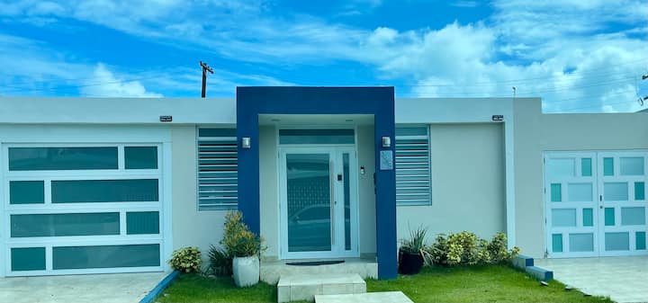 Spacious Home W/ Parking • 10 Min Airport & Beach - San Juan