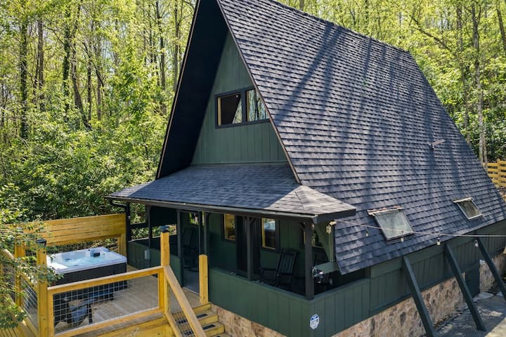 Little Green Cabin! Hot Tub • Fire Pit • Gated - Cosby, TN