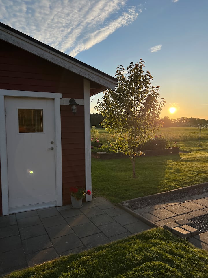 Stadsnära Boende I Lantlig Idyll - Lidköping