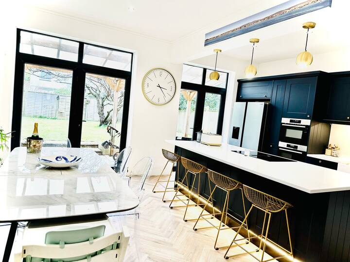 Beautiful 5 Bed House - 5 Minutes From Beach - Bournemouth