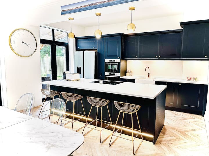 Beautiful 5 Bed House - 5 Minutes From The Beach - Bournemouth