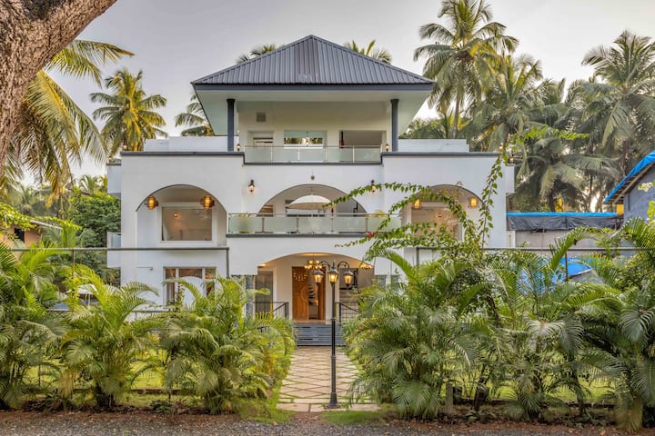 Siv Vilas | Pvt Pool | Lift | Rooftop | North Goa - Goa