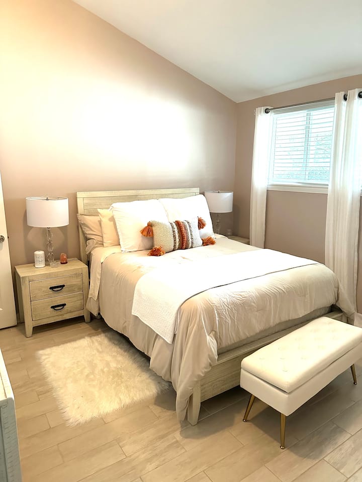 Cozy Bedroom& Bathroom - Savannah
