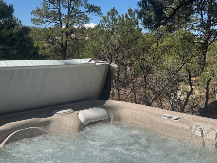 Lux Apt/hot Tub/
Grill / Koi Pond/
Rainfall Shower - Colorado Springs, CO