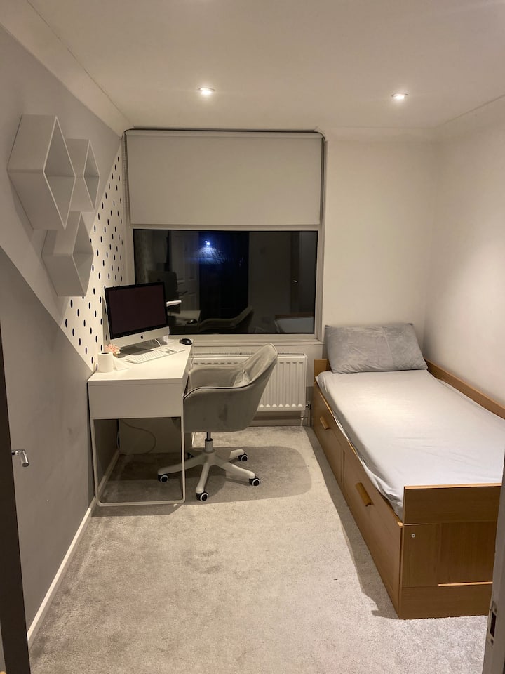 Luxury Bedroom Stay At Rg12 7be, 22 Bracknell. - Bracknell