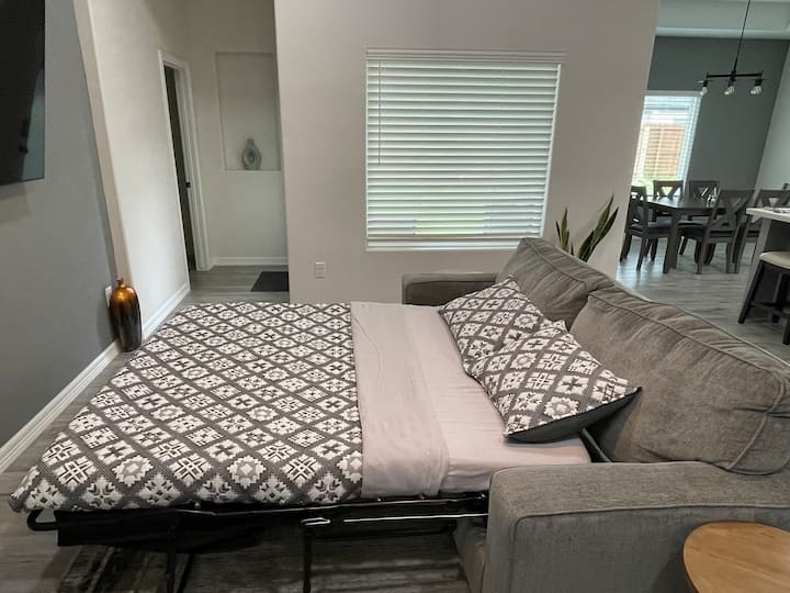 Elegant New 3br Home W/ Sofa Bed. - Brownsville, TX