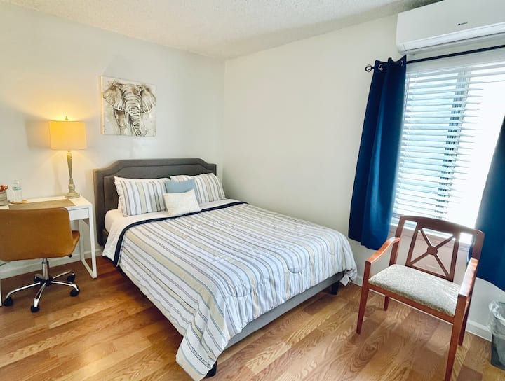 Queen Size Bed With Desk 25 Min Lax - Long Beach, CA
