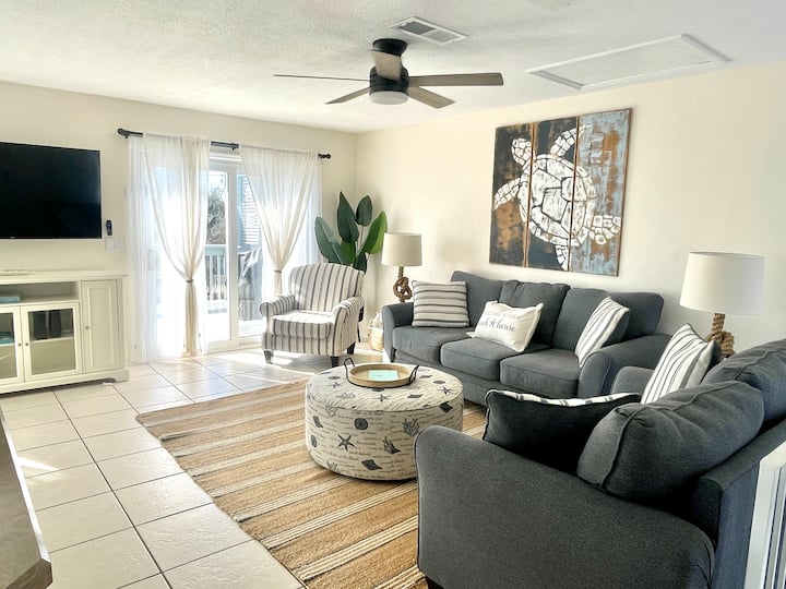 Seaside Pool House: Steps To Beach, Private Yard - New Smyrna Beach, FL