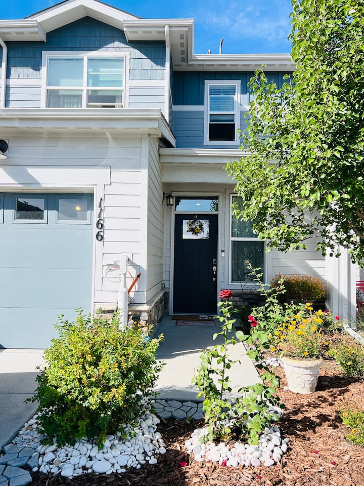 A Stylish 2/3 Townhouse In A Safe Community - Lakewood, CO