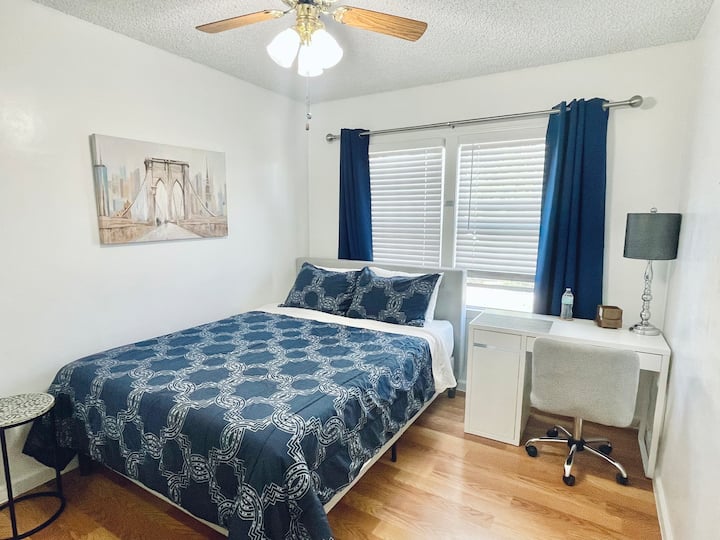 Private Bedroom With Desk Convenient Location - Long Beach, CA