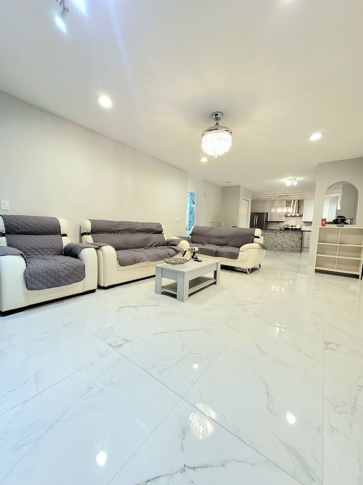 4400 Sq Ft With Private Park Access - Canada