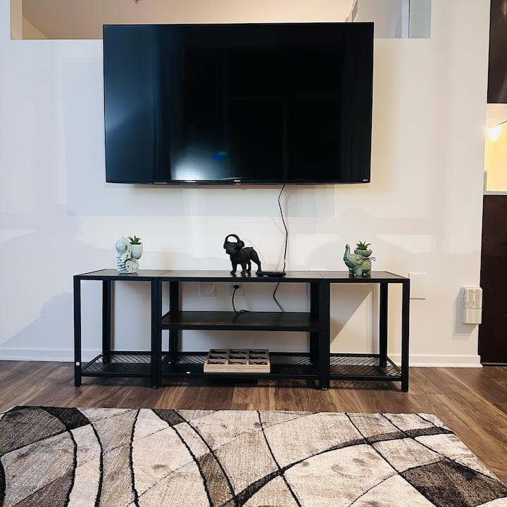 Spacious Hollywood Apartment - West Hollywood, CA