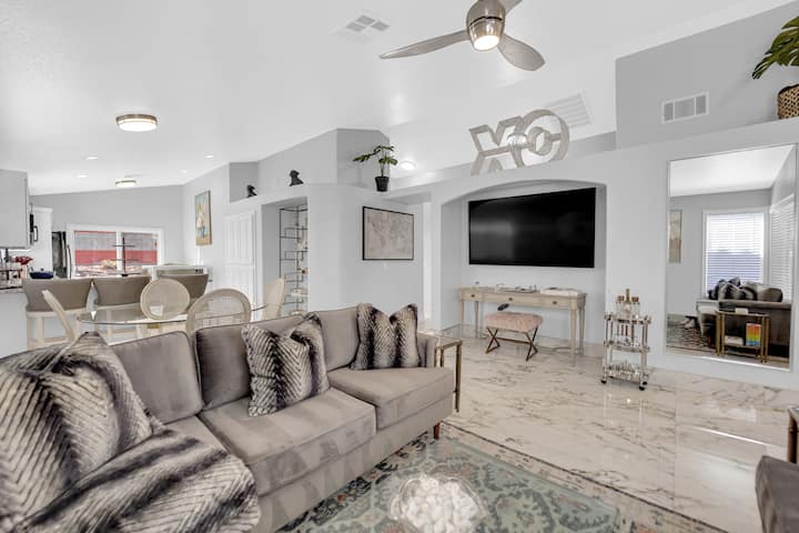 Modern And Bright Designer Home 3bed/2bath - Las Vegas