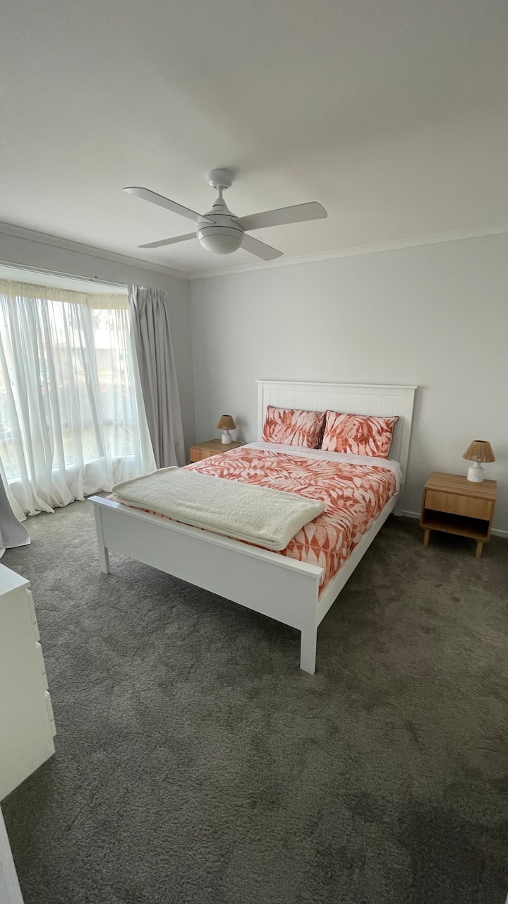 Sandy Lakes

Steps Away From Swimming Lake & Beach - Victor Harbor