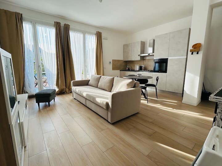 Cozy Place In Como- Cernobbio, Swiss And Highway - Como