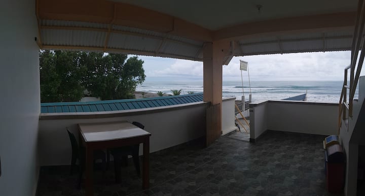 Beachfront Studio - Botolan