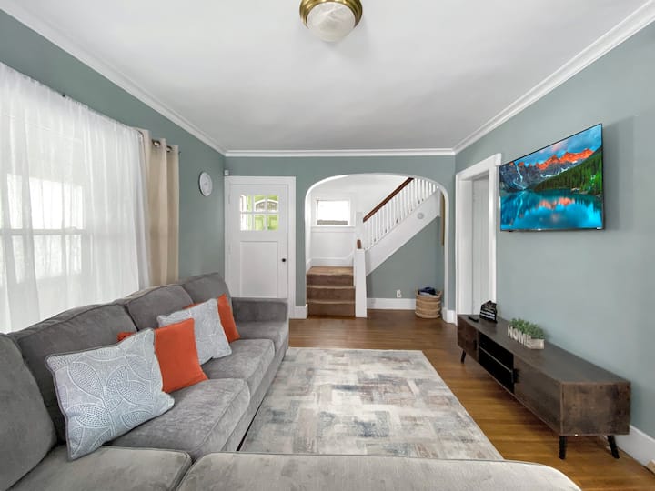 Lux 3br | King Bed | Parking | Near Uofr & Airport - Brighton, NY