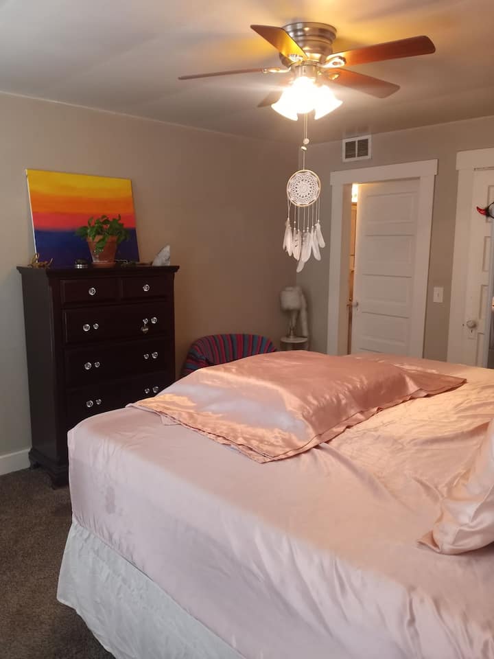 Cute, Clean Room With Kingsize Memory Foam Bed - Springfield, OH