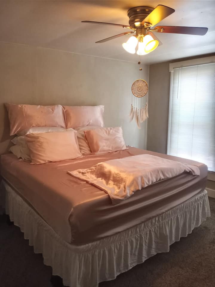 Cute, Clean Room With Kingsize Memory Foam Bed - Yellow Springs, OH