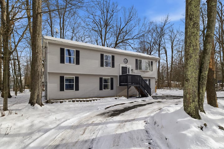 Poconos Escape: Hot Tub & Fun For Groups - Mount Pocono, PA