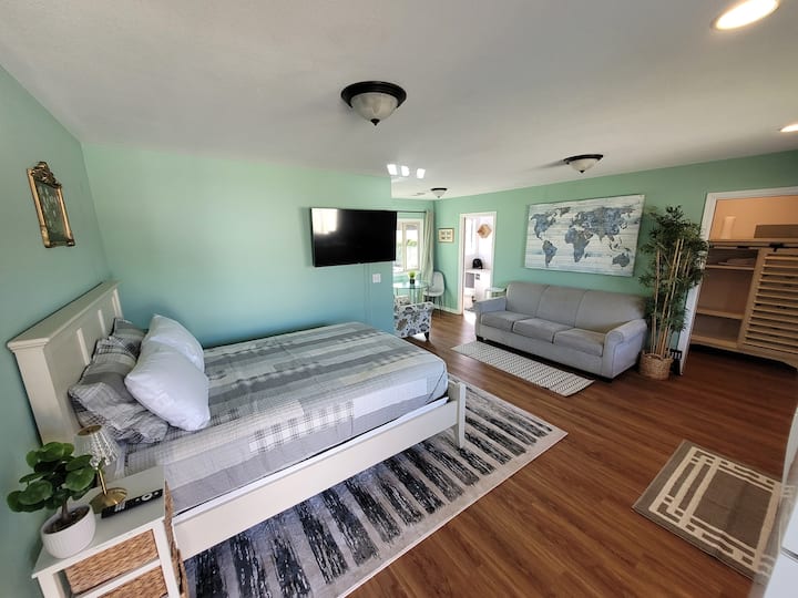 Guesthouse Near Sequoia Park Zoo - Eureka, CA