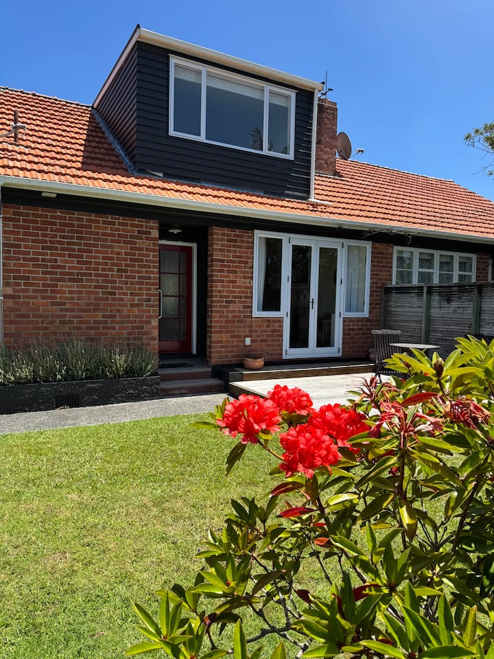 Urban Oasis: 2 Bed Haven - Auckland