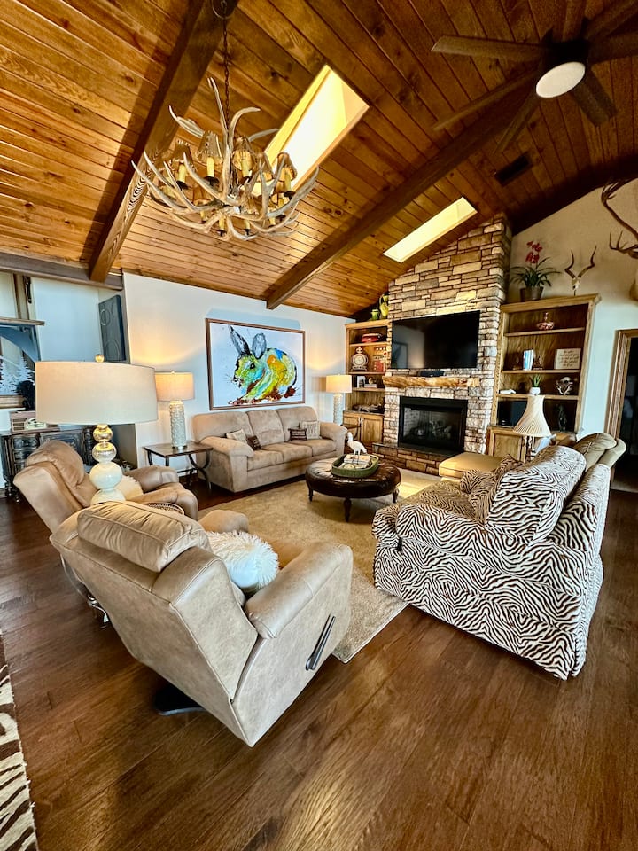 Eagle Bay Lodge | Pool & Lake - Louisiana