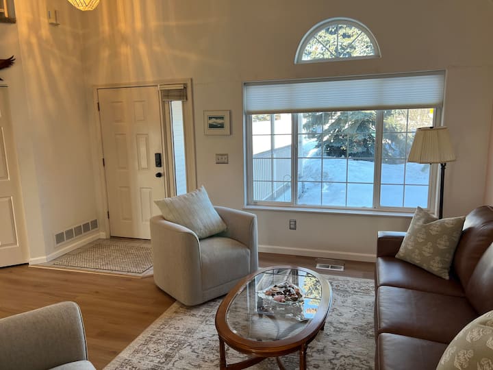 Lake View Getaway - Fire Pit, 5 Mins To Airport - Anchorage, AK