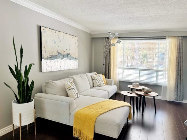 Spacious Entire Housew/ Parking & Large Backyard! - Vaughan