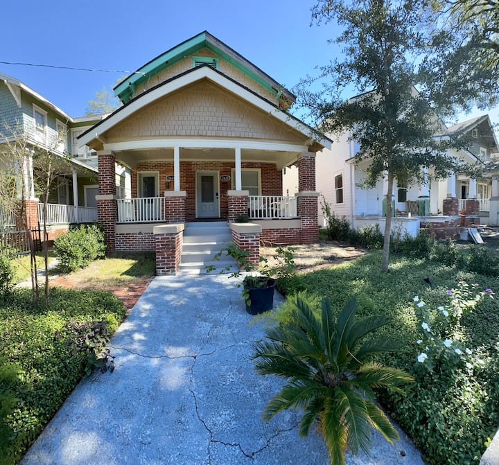 Charming Springfield Home • Sleeps 7 - 8 • Parking - Jacksonville, FL