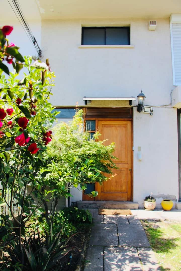 Amplia Casa En Barrio Tranquilo - Santiago