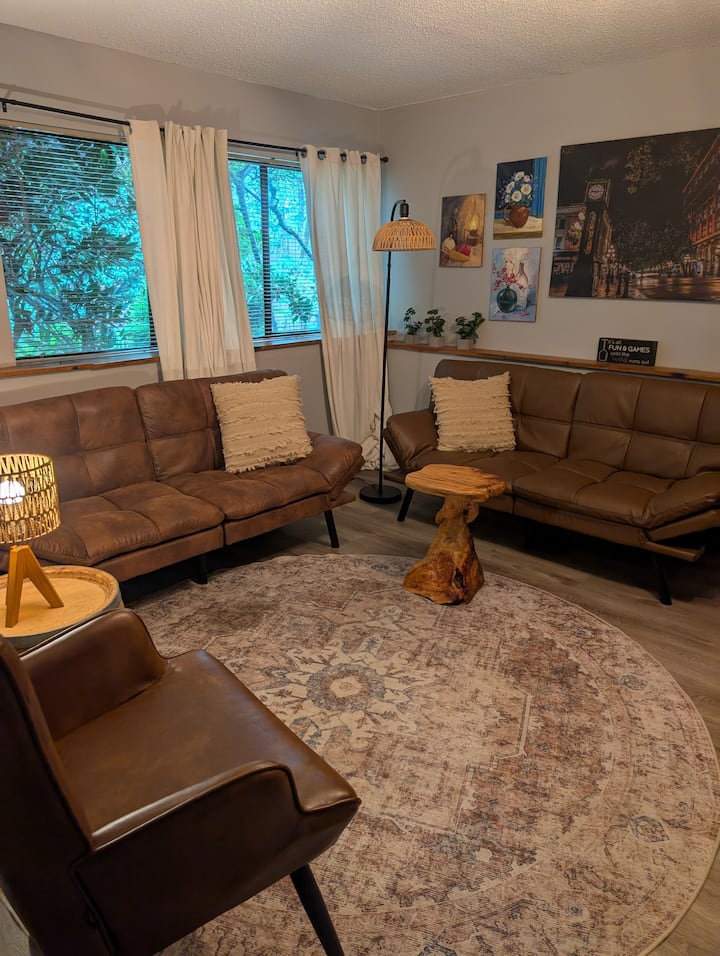 Ronnie And Rhonda's Retreat - Burnaby