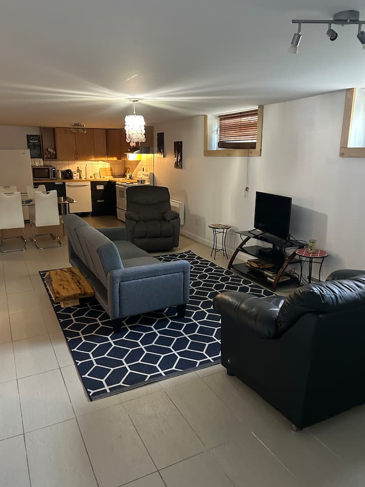 Wow! Condo Avec Borne  De Charges!avec Jardin! - Pointe-Claire