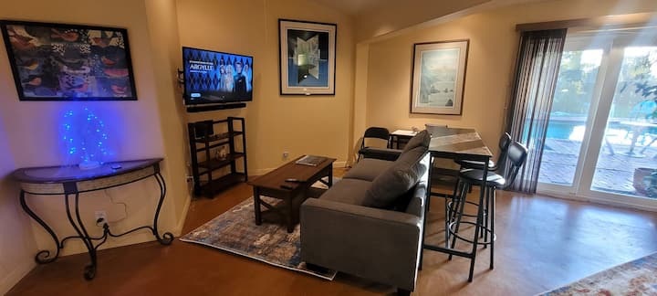 2 Bdrm,sleeps 4, Pool,gated Parking,private Entry - Mission Hills - Los Angeles