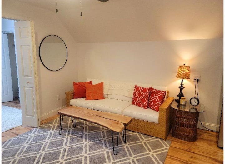 Cozy Cute Garage Apartment - Burlington, VT
