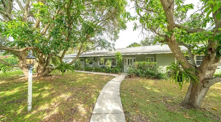 Pet-friendly Oasis With Hot Tub - Sarasota, FL